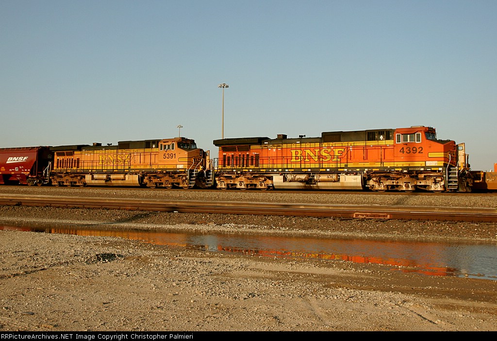 BNSF 4392 and BNSF 5391